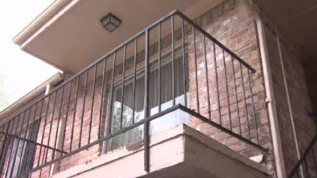 Broken railing causes concern at Houston apartment complex