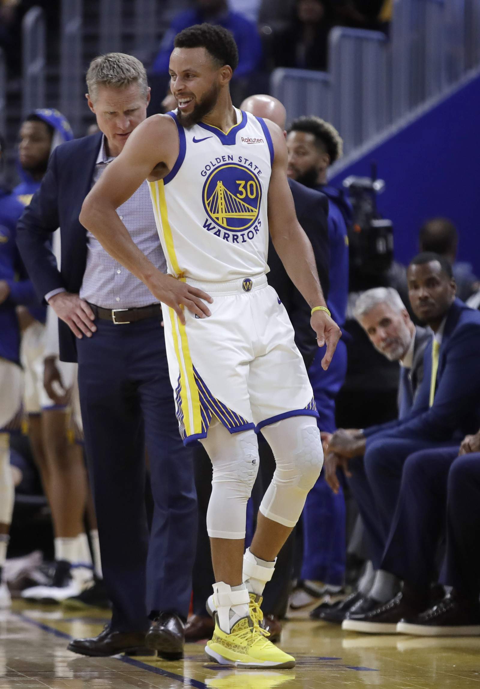 Warriors lose Stephen Curry to broken hand, look for answers